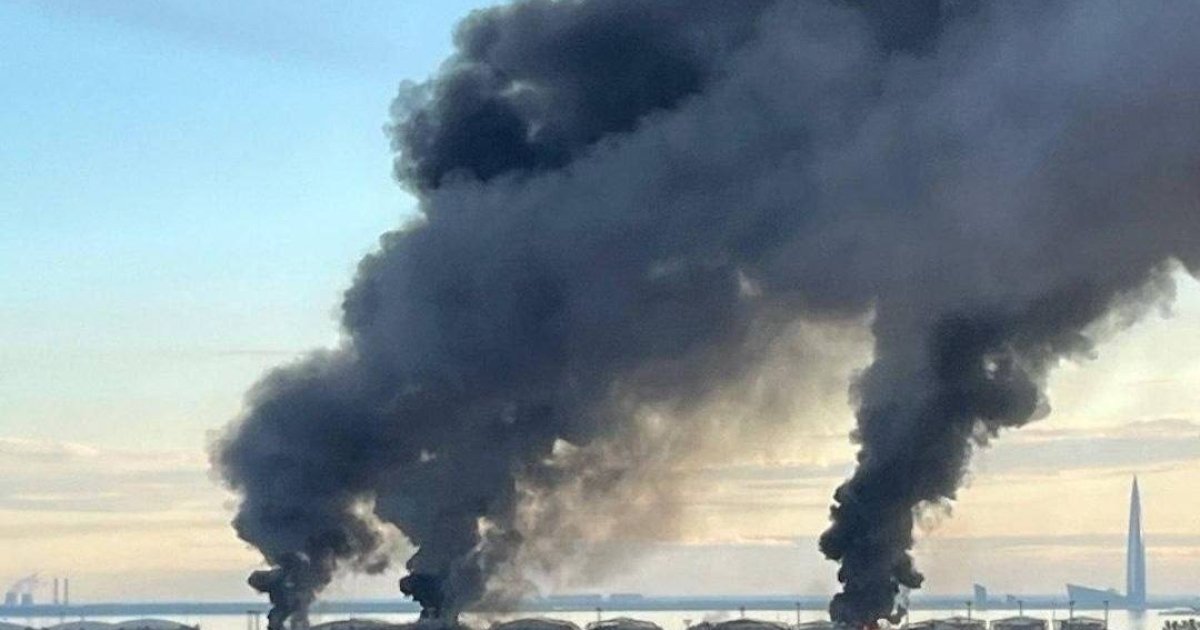 Санкт-Петербург атакували дрони у день візиту Путіна: горить нафтовий ...