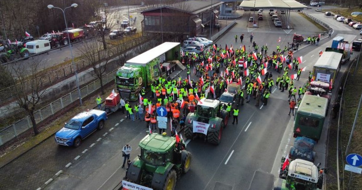Все КПП на границе с Польшей заблокированы для движения грузового тра ...