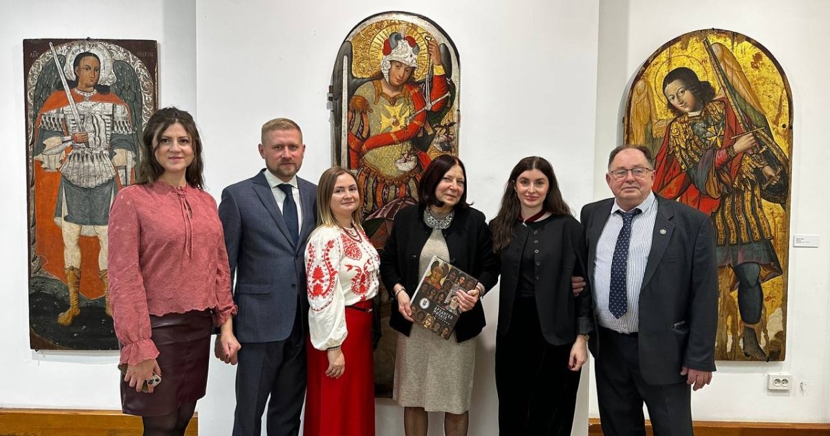 НБУ представил серебряную монету "Архангел Михаил" с позолотой (ФОТО) — Delo.ua